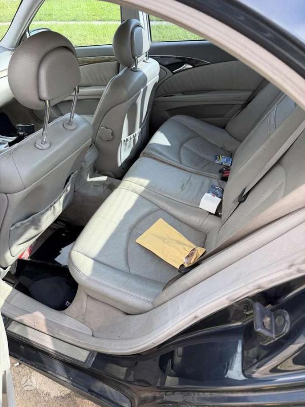 Blue Mercedes-Benz E 320 2004 in Kaunas, with an engine capacity of 3.22 L and mileage of 475 thousand km for 1250 €, photo 7 on AUTOMOTO.COM.LV