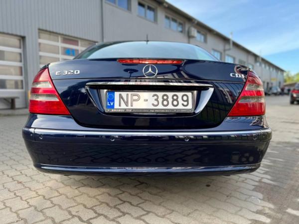 Zils Mercedes-Benz E 320 2005 Rīga, ar dzinēja tilpumu 3.20 L un nobraukumu 347 tūkst. km par 2900 €, foto 4 vietnē AUTOMOTO.COM.LV