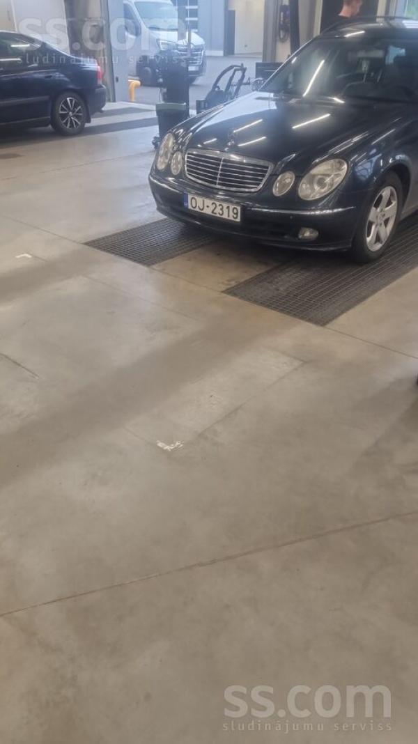 Blue Mercedes-Benz E 320 2003 in Riga, with an engine capacity of 3.20 L and mileage of 350 thousand km for 2150 €, photo 1 on AUTOMOTO.COM.LV