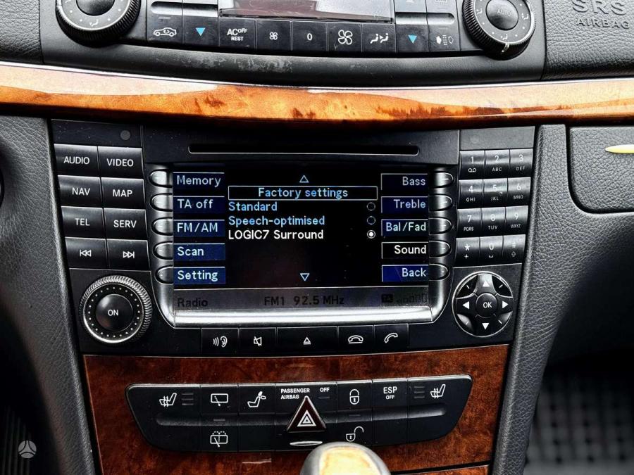 Синий Мерседес Е 320 2003 в Паланга, объемом двигателя 3.22 л и пробегом 401 тыс. км за 3350 €, фото 22 на AUTOMOTO.COM.LV