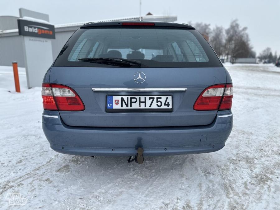Blue Mercedes-Benz E 320 2004 in Marijampole, with an engine capacity of 3.20 L and mileage of 302 thousand km for 2599 €, photo 6 on AUTOMOTO.COM.LV