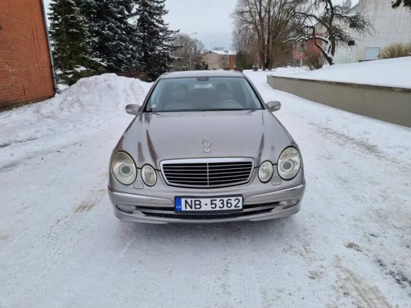 Brown Mercedes-Benz E 320 2004 in Jekabpils, with an engine capacity of 3.20 L and mileage of 414 thousand km for 2490 €, photo 3 on AUTOMOTO.COM.LV