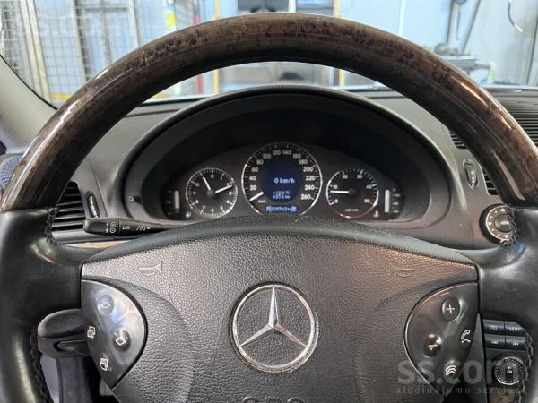 Brūns Mercedes-Benz E 320 2003 Rīga, ar dzinēja tilpumu 3.20 L un nobraukumu 334 tūkst. km par 2800 €, foto 3 vietnē AUTOMOTO.COM.LV