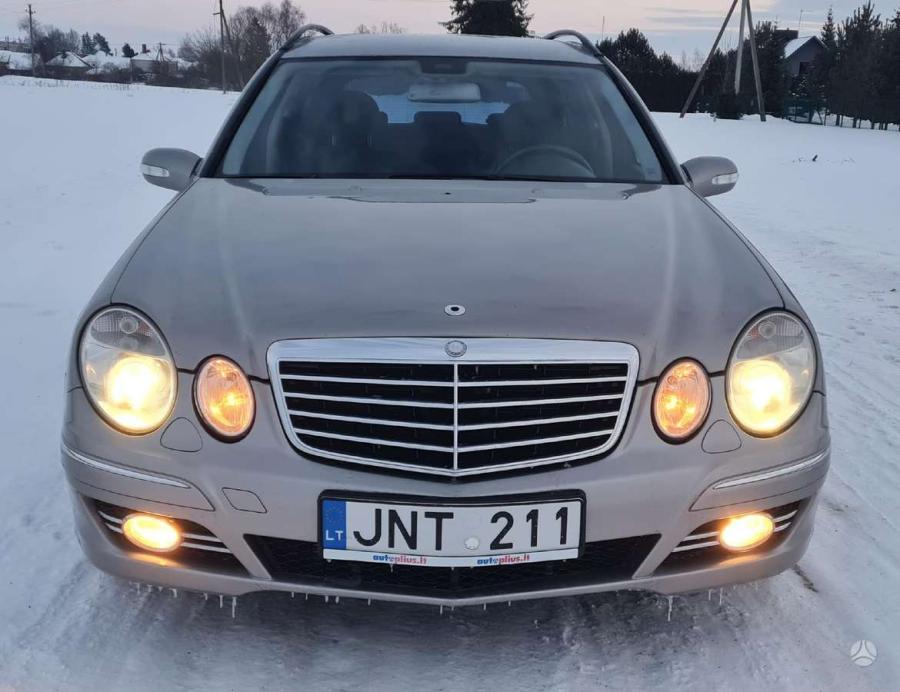 Brown Mercedes-Benz E 320 2004 in Siauliai, with an engine capacity of 3.22 L and mileage of 707 thousand km for 2400 €, photo 3 on AUTOMOTO.COM.LV