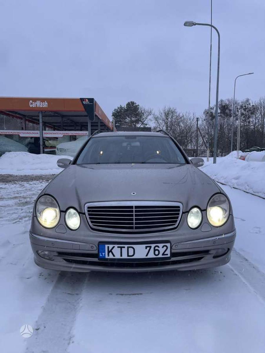 Brown Mercedes-Benz E 320 2004 in Kaunas, with an engine capacity of 3.22 L and mileage of 431 thousand km for 2350 €, photo 3 on AUTOMOTO.COM.LV