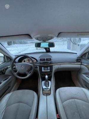 Brown Mercedes-Benz E 320 2004 in Kaunas, with an engine capacity of 3.22 L and mileage of 431 thousand km for 2350 €, photo 7 on AUTOMOTO.COM.LV