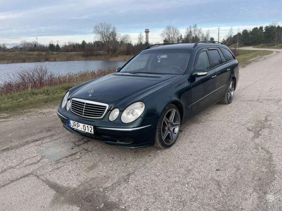 Green Mercedes-Benz E 320 2003 in Gargzdai, with an engine capacity of 3.20 L and mileage of 445 thousand km for 2200 €, photo 1 on AUTOMOTO.COM.LV