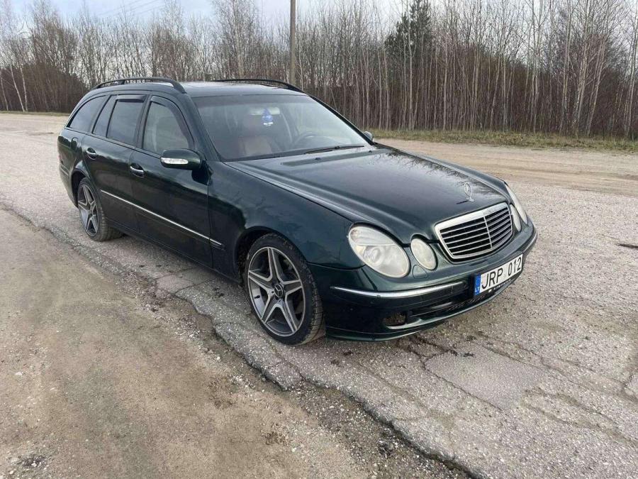 Green Mercedes-Benz E 320 2003 in Gargzdai, with an engine capacity of 3.20 L and mileage of 445 thousand km for 2200 €, photo 2 on AUTOMOTO.COM.LV