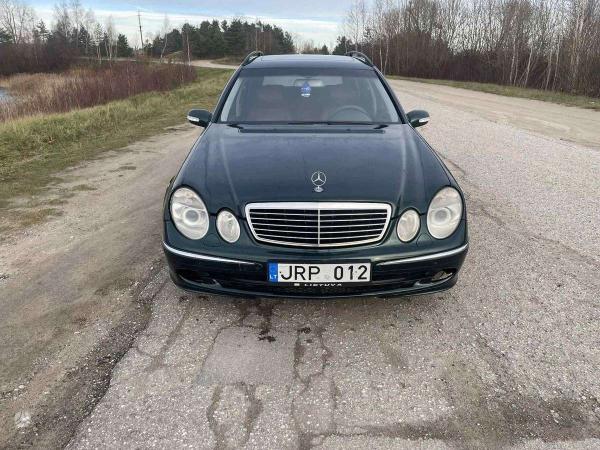 Green Mercedes-Benz E 320 2003 in Gargzdai, with an engine capacity of 3.20 L and mileage of 445 thousand km for 2200 €, photo 3 on AUTOMOTO.COM.LV