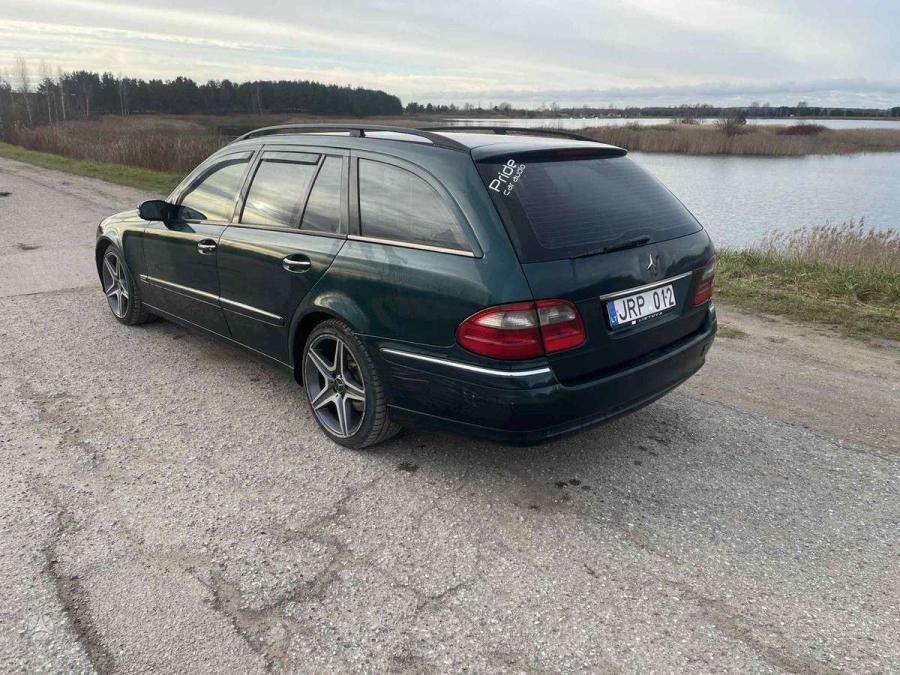 Green Mercedes-Benz E 320 2003 in Gargzdai, with an engine capacity of 3.20 L and mileage of 445 thousand km for 2200 €, photo 5 on AUTOMOTO.COM.LV