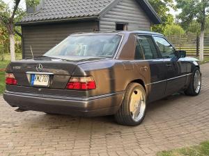 Grey Mercedes-Benz E 320 1995 in Jonava, with an engine capacity of 3.20 L and mileage of 219 thousand km for 11500 €, photo  on AUTOMOTO.COM.LV