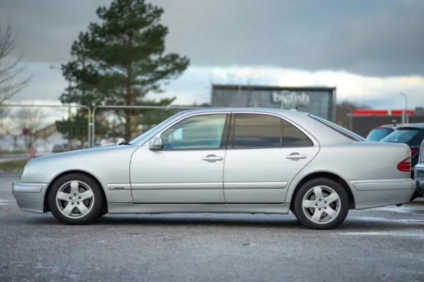 Grey Mercedes-Benz E 320 2000 in Liepaja, with an engine capacity of 3.20 L and mileage of 417 thousand km for 2650 €, photo 2 on AUTOMOTO.COM.LV