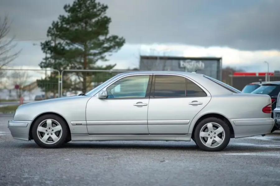 Серый Мерседес Е 320 2000 в Лиепая, объемом двигателя 3.20 л и пробегом 417 тыс. км за 2650 €, фото 3 на AUTOMOTO.COM.LV