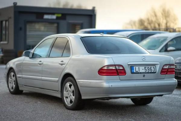 Grey Mercedes-Benz E 320 2000 in Liepaja, with an engine capacity of 3.20 L and mileage of 417 thousand km for 2650 €, photo 3 on AUTOMOTO.COM.LV