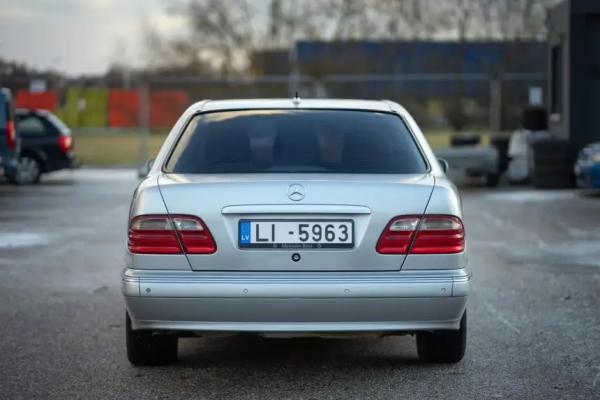 Grey Mercedes-Benz E 320 2000 in Liepaja, with an engine capacity of 3.20 L and mileage of 417 thousand km for 2650 €, photo 4 on AUTOMOTO.COM.LV