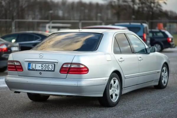 Grey Mercedes-Benz E 320 2000 in Liepaja, with an engine capacity of 3.20 L and mileage of 417 thousand km for 2650 €, photo 5 on AUTOMOTO.COM.LV