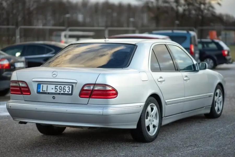 Серый Мерседес Е 320 2000 в Лиепая, объемом двигателя 3.20 л и пробегом 417 тыс. км за 2650 €, фото 6 на AUTOMOTO.COM.LV