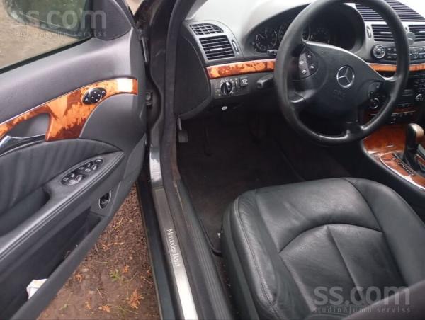 Pelēks Mercedes-Benz E 320 2002 Rīga, ar dzinēja tilpumu 3.20 L un nobraukumu 420 tūkst. km par 1400 €, foto 3 vietnē AUTOMOTO.COM.LV