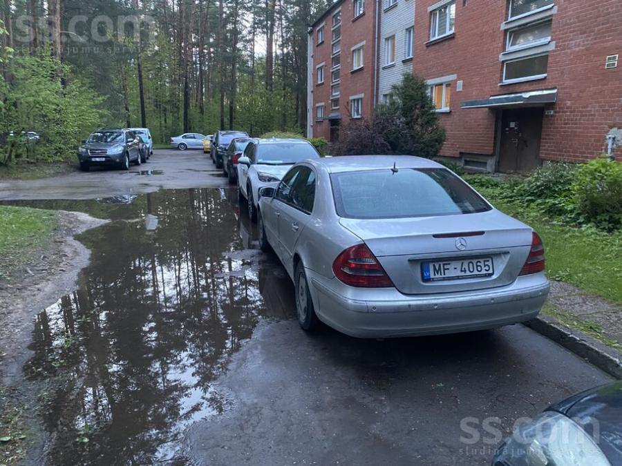 Grey Mercedes-Benz E 320 2003 in Riga, with an engine capacity of 3.20 L and mileage of 380 thousand km for 1850 €, photo 3 on AUTOMOTO.COM.LV