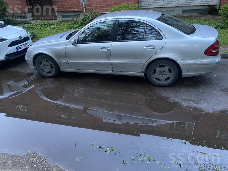Grey Mercedes-Benz E 320 2003 in Riga, with an engine capacity of 3.20 L and mileage of 380 thousand km for 1850 €, photo 4 on AUTOMOTO.COM.LV