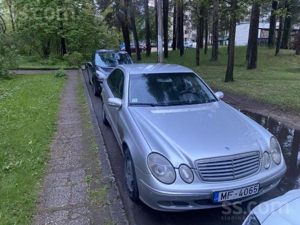 Grey Mercedes-Benz E 320 2003 in Riga, with an engine capacity of 3.20 L and mileage of 380 thousand km for 1850 €, photo 5 on AUTOMOTO.COM.LV