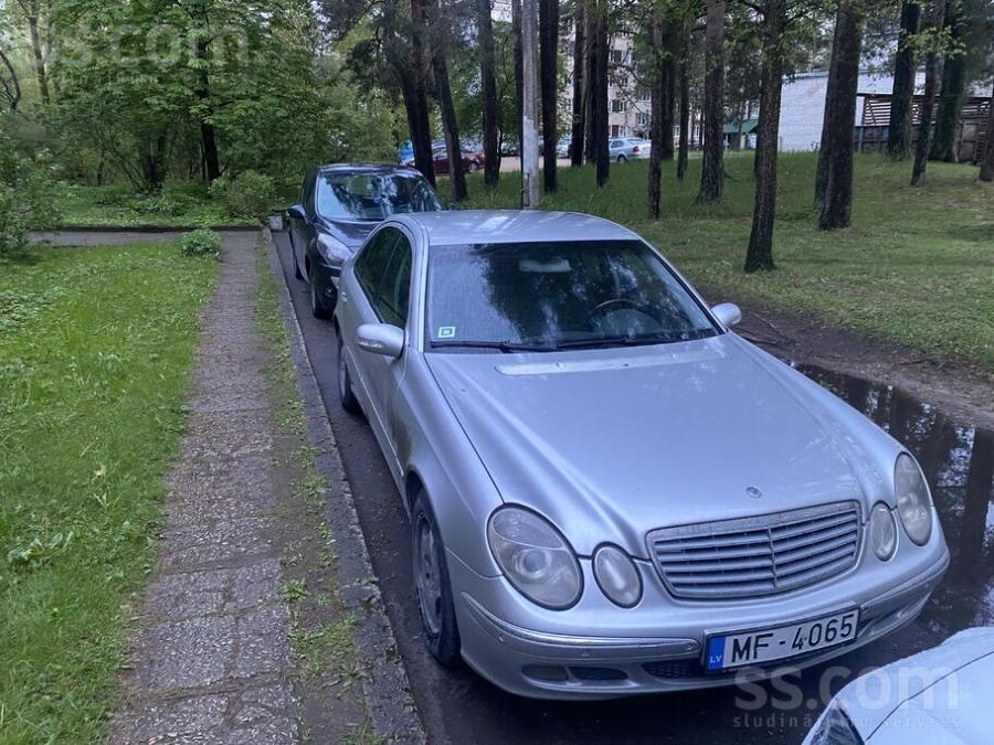 Grey Mercedes-Benz E 320 2003 in Riga, with an engine capacity of 3.20 L and mileage of 380 thousand km for 1850 €, photo 5 on AUTOMOTO.COM.LV
