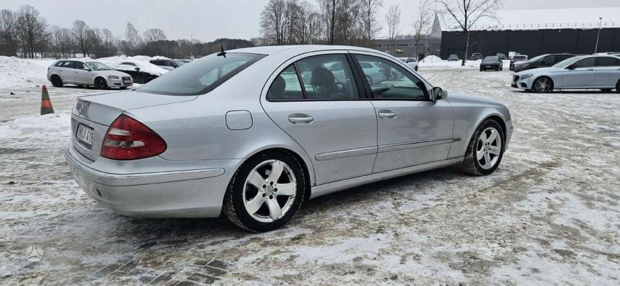 Pelēks Mercedes-Benz E 320 2003 Kauņa, ar dzinēja tilpumu 3.20 L un nobraukumu 340 tūkst. km par 2350 €, foto 4 vietnē AUTOMOTO.COM.LV