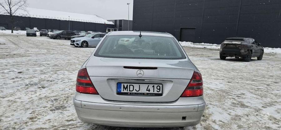 Pelēks Mercedes-Benz E 320 2003 Kauņa, ar dzinēja tilpumu 3.20 L un nobraukumu 340 tūkst. km par 2350 €, foto 6 vietnē AUTOMOTO.COM.LV