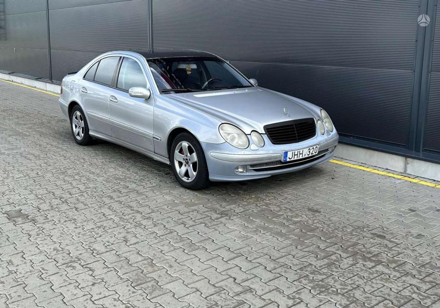 Серый Мерседес Е 320 2003 в Вильнюс, объемом двигателя 3.22 л и пробегом 400 тыс. км за 1100 €, фото 1 на AUTOMOTO.COM.LV