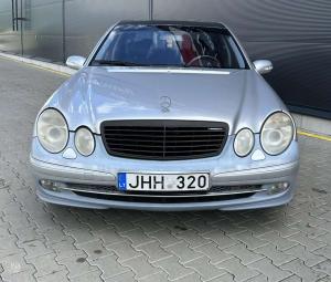 Серый Мерседес Е 320 2003 в Вильнюс, объемом двигателя 3.22 л и пробегом 400 тыс. км за 1100 €, фото 3 на AUTOMOTO.COM.LV