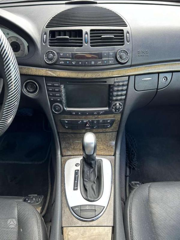 Grey Mercedes-Benz E 320 2003 in Vilnius, with an engine capacity of 3.22 L and mileage of 400 thousand km for 1100 €, photo 10 on AUTOMOTO.COM.LV