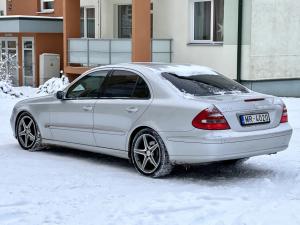 Pelēks Mercedes-Benz E 320 2003 Rīga, ar dzinēja tilpumu 3.20 L un nobraukumu 295 tūkst. km par 3300 €, foto 4 vietnē AUTOMOTO.COM.LV