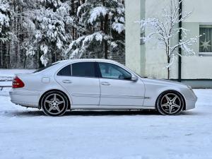 Pelēks Mercedes-Benz E 320 2003 Rīga, ar dzinēja tilpumu 3.20 L un nobraukumu 295 tūkst. km par 3300 €, foto 6 vietnē AUTOMOTO.COM.LV
