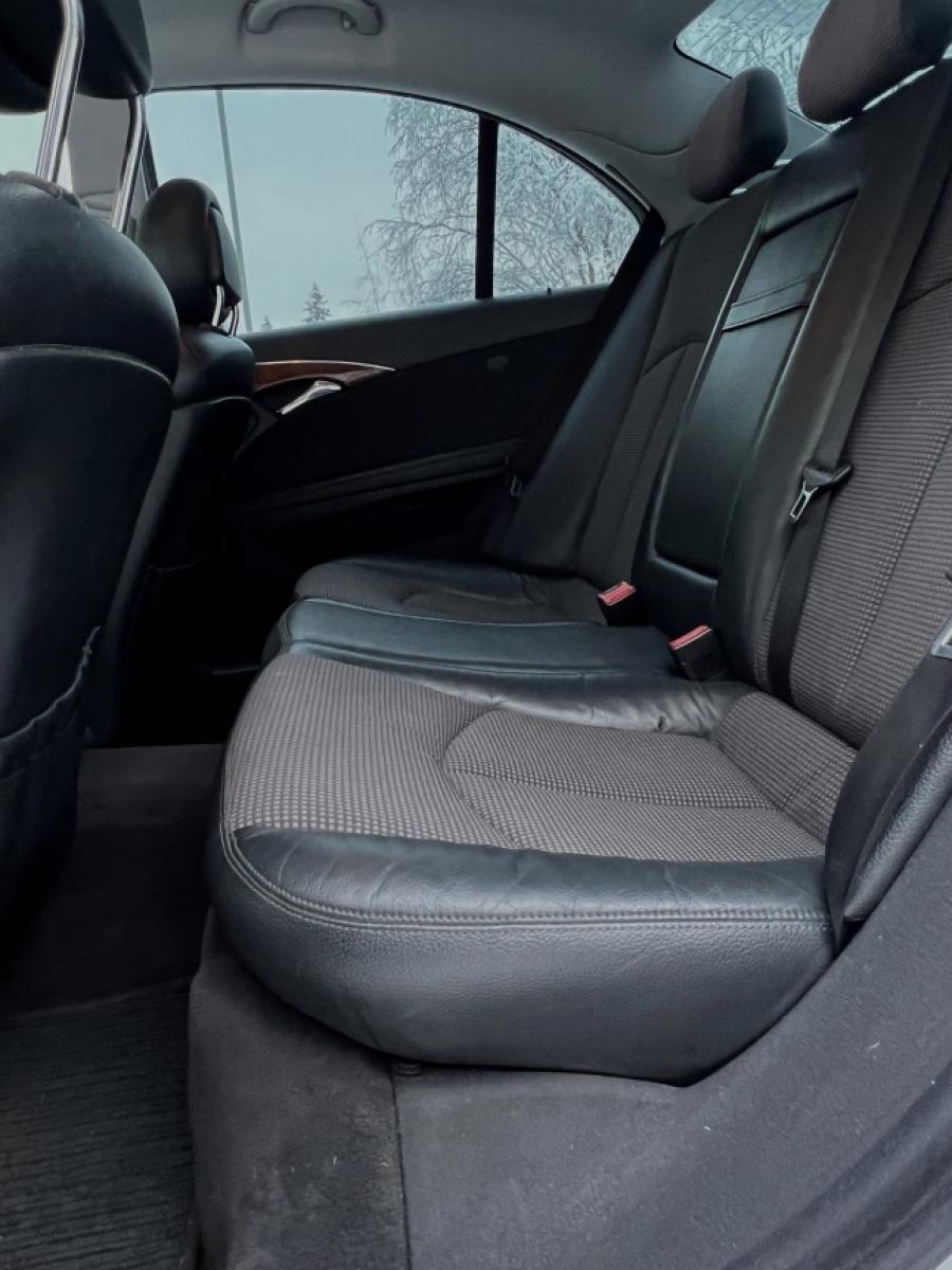 Pelēks Mercedes-Benz E 320 2003 Rīga, ar dzinēja tilpumu 3.20 L un nobraukumu 295 tūkst. km par 3300 €, foto 9 vietnē AUTOMOTO.COM.LV