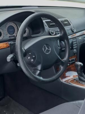 Pelēks Mercedes-Benz E 320 2003 Rīga, ar dzinēja tilpumu 3.20 L un nobraukumu 295 tūkst. km par 3300 €, foto 13 vietnē AUTOMOTO.COM.LV