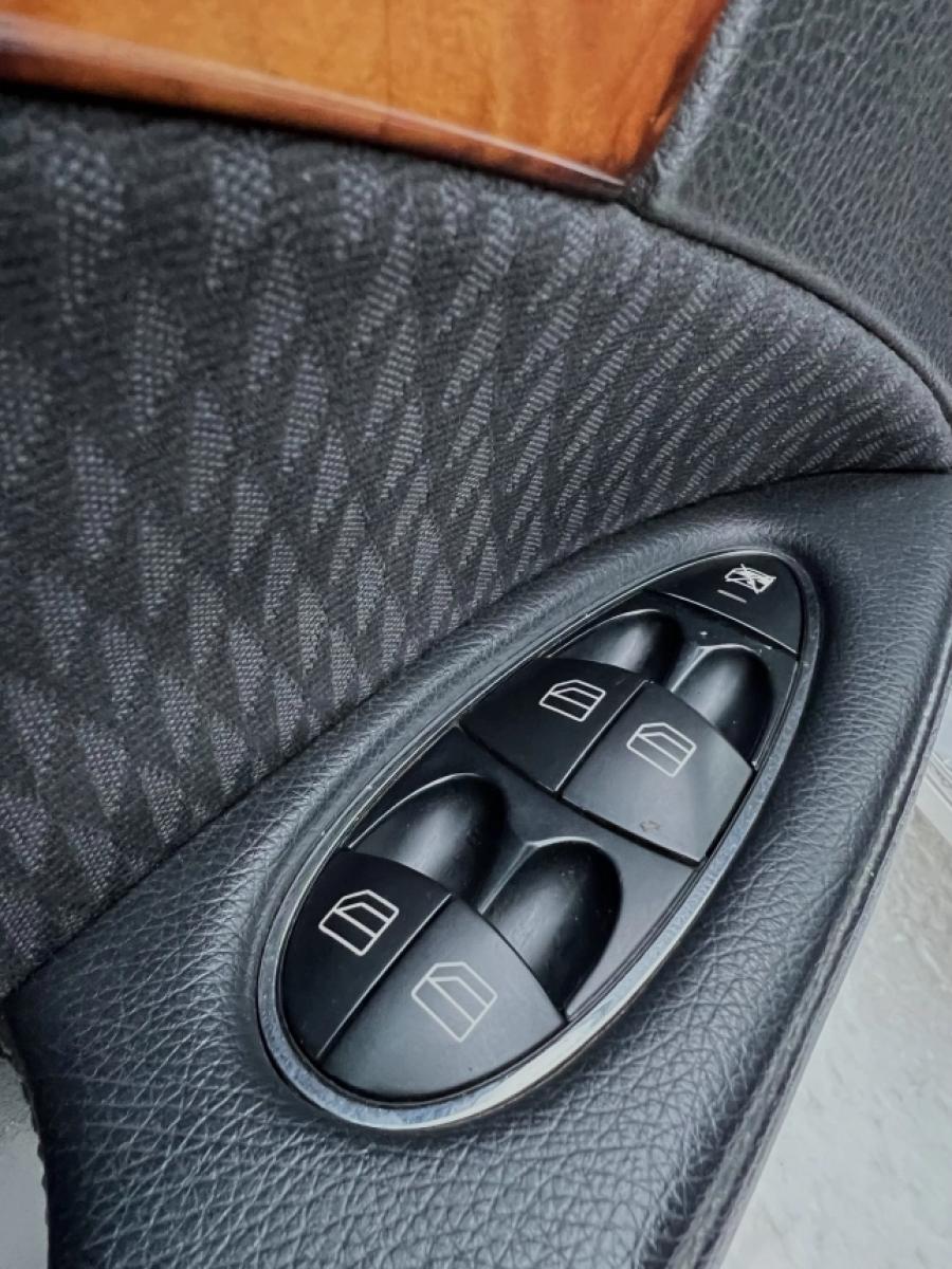 Pelēks Mercedes-Benz E 320 2003 Rīga, ar dzinēja tilpumu 3.20 L un nobraukumu 295 tūkst. km par 3300 €, foto 14 vietnē AUTOMOTO.COM.LV
