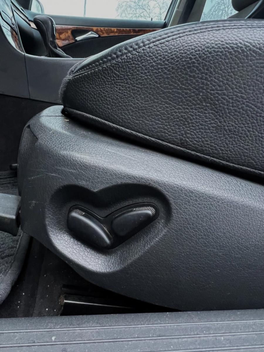 Pelēks Mercedes-Benz E 320 2003 Rīga, ar dzinēja tilpumu 3.20 L un nobraukumu 295 tūkst. km par 3300 €, foto 15 vietnē AUTOMOTO.COM.LV