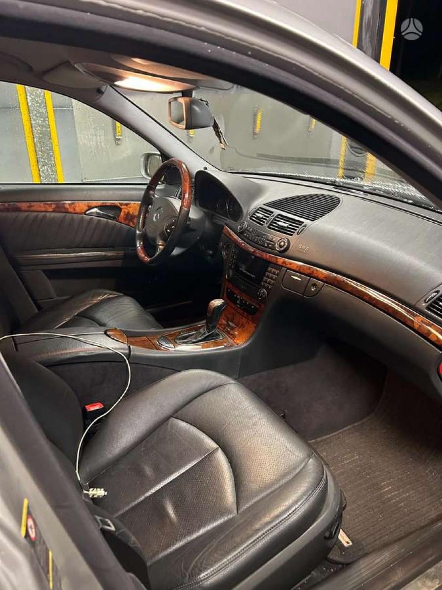Grey Mercedes-Benz E 320 2003 in Utena, with an engine capacity of 3.20 L and mileage of 287 thousand km for 3200 €, photo 5 on AUTOMOTO.COM.LV