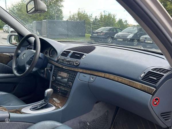 Grey Mercedes-Benz E 320 2003 in Vilnius, with an engine capacity of 3.20 L and mileage of 389 thousand km for 1550 €, photo 7 on AUTOMOTO.COM.LV