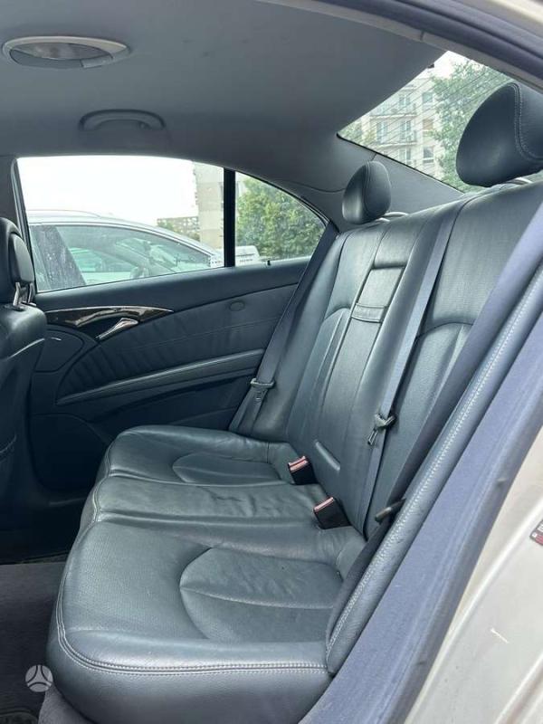 Grey Mercedes-Benz E 320 2003 in Vilnius, with an engine capacity of 3.20 L and mileage of 389 thousand km for 1550 €, photo 8 on AUTOMOTO.COM.LV