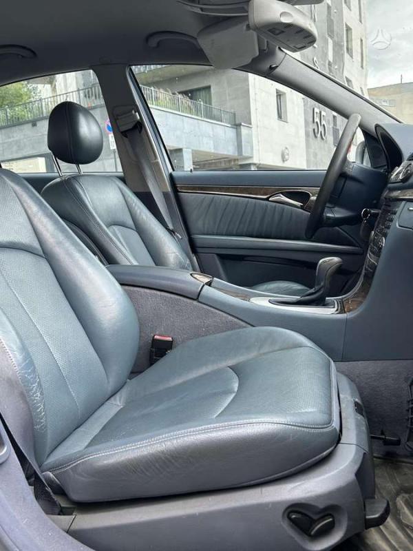Grey Mercedes-Benz E 320 2003 in Vilnius, with an engine capacity of 3.20 L and mileage of 389 thousand km for 1550 €, photo 9 on AUTOMOTO.COM.LV