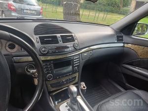 Pelēks Mercedes-Benz E 320 2003 Rīga, ar dzinēja tilpumu 3.20 L un nobraukumu 294 tūkst. km par 2700 €, foto 3 vietnē AUTOMOTO.COM.LV
