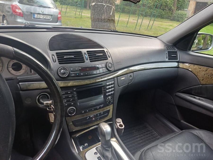 Pelēks Mercedes-Benz E 320 2003 Rīga, ar dzinēja tilpumu 3.20 L un nobraukumu 294 tūkst. km par 2700 €, foto 3 vietnē AUTOMOTO.COM.LV