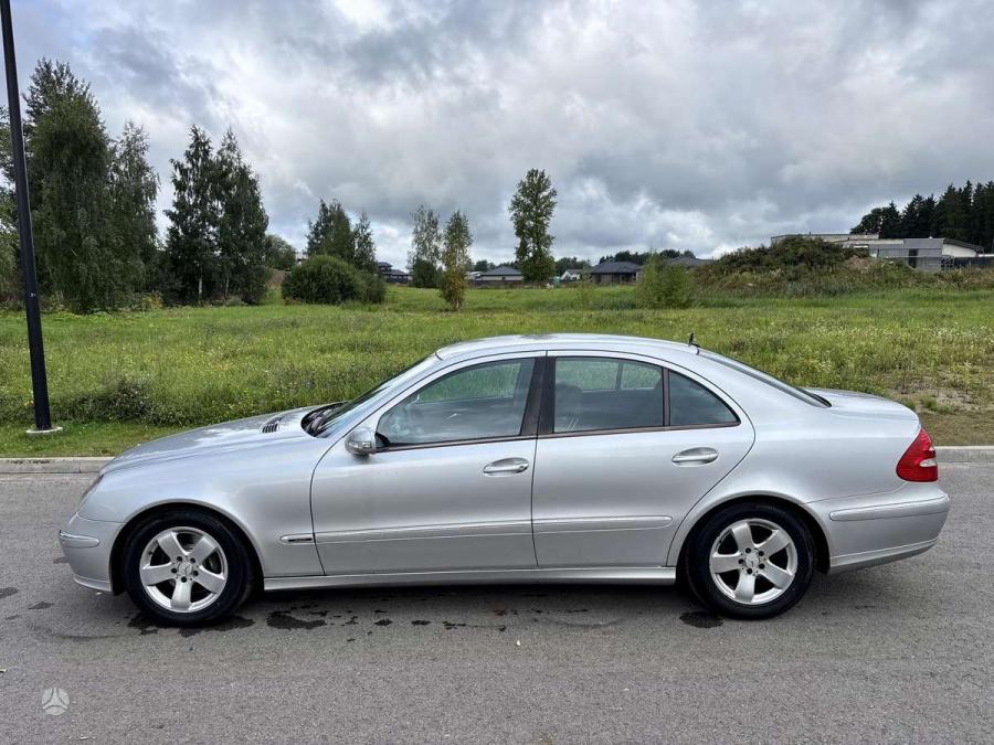 Pelēks Mercedes-Benz E 320 2003 Viļņa, ar dzinēja tilpumu 3.22 L un nobraukumu 230 tūkst. km par 3400 €, foto 3 vietnē AUTOMOTO.COM.LV