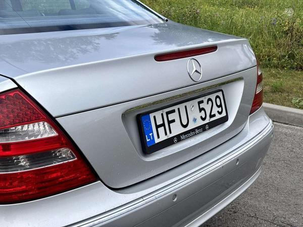 Grey Mercedes-Benz E 320 2003 in Vilnius, with an engine capacity of 3.22 L and mileage of 230 thousand km for 3400 €, photo 5 on AUTOMOTO.COM.LV