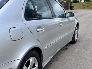 Pelēks Mercedes-Benz E 320 2003 Viļņa, ar dzinēja tilpumu 3.22 L un nobraukumu 230 tūkst. km par 3400 €, foto 9 vietnē AUTOMOTO.COM.LV