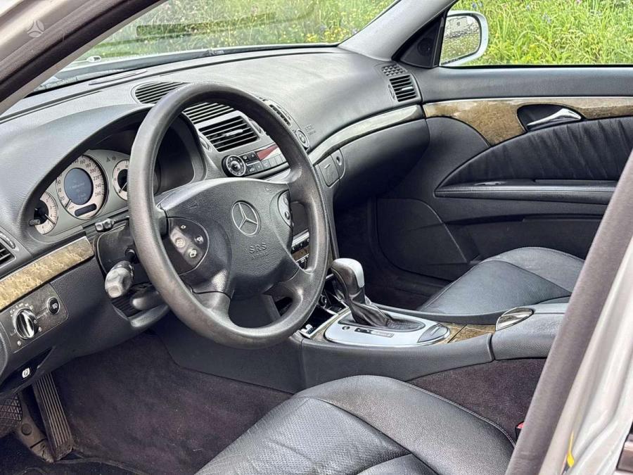 Pelēks Mercedes-Benz E 320 2003 Viļņa, ar dzinēja tilpumu 3.22 L un nobraukumu 230 tūkst. km par 3400 €, foto 12 vietnē AUTOMOTO.COM.LV