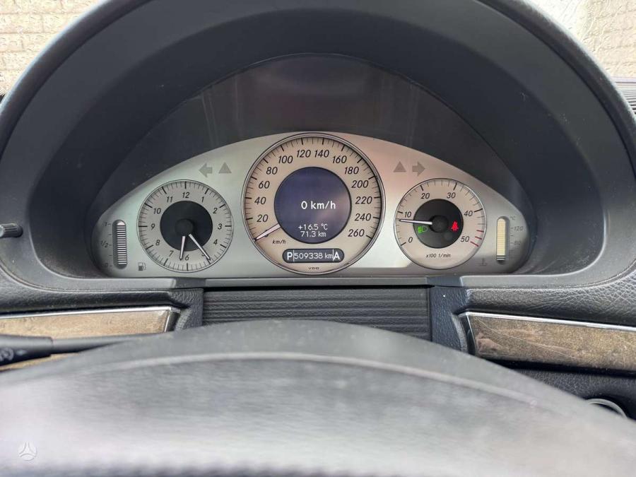 Pelēks Mercedes-Benz E 320 2003 Kauņa, ar dzinēja tilpumu 3.22 L un nobraukumu 510 tūkst. km par 3100 €, foto 9 vietnē AUTOMOTO.COM.LV