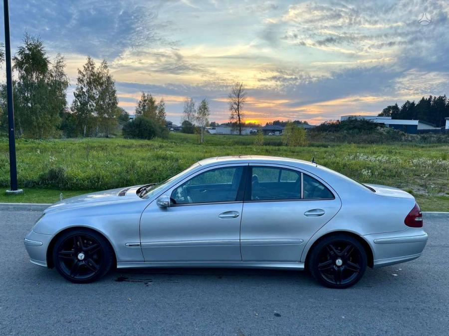 Grey Mercedes-Benz E 320 2003 in Vilnius, with an engine capacity of 3.22 L and mileage of 380 thousand km for 2600 €, photo 3 on AUTOMOTO.COM.LV