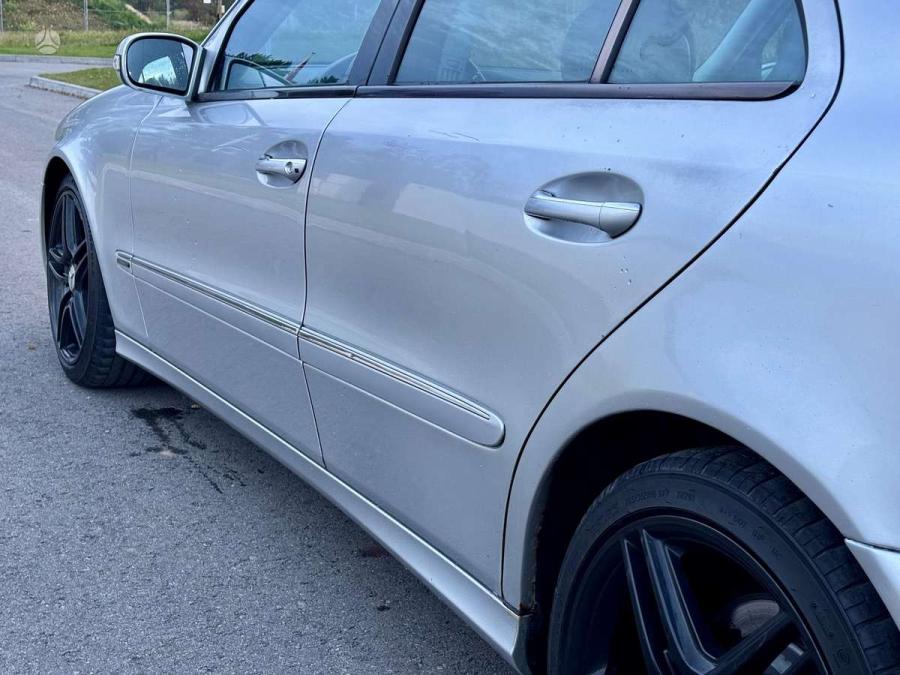 Grey Mercedes-Benz E 320 2003 in Vilnius, with an engine capacity of 3.22 L and mileage of 380 thousand km for 2600 €, photo 5 on AUTOMOTO.COM.LV